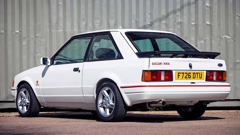Este discreto restomod del Ford Escort XR3i es todo un acierto