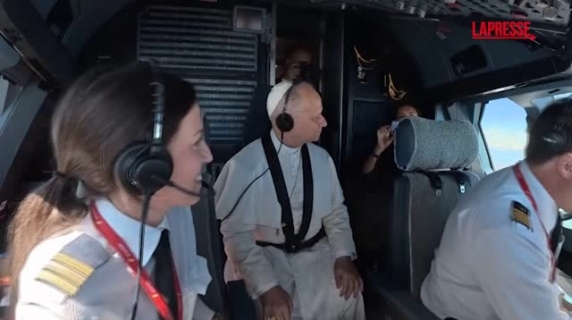Spagna, il papa con i piloti sul volo Madrid-Barcellona: il messaggio ...