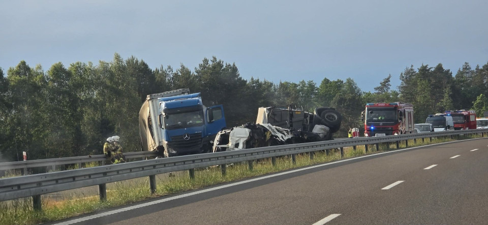 Duże utrudnienia na S19. Zderzyły się dwie ciężarówki
