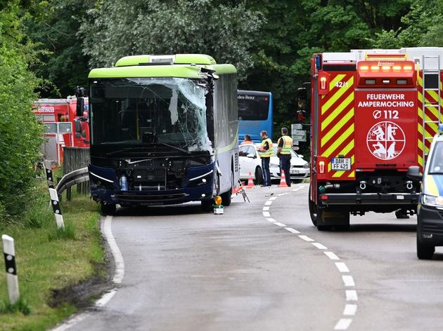 Zweitklässler stirbt bei Bus-Zusammenstoß auf Schulausflug