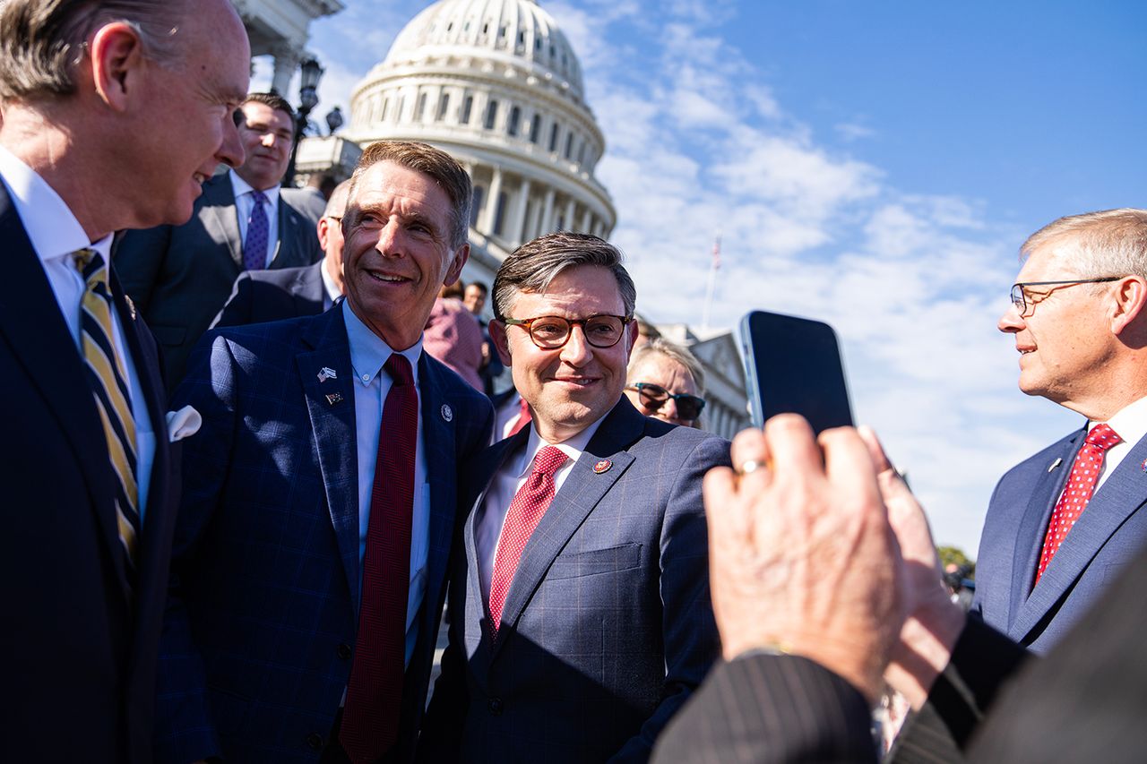 GOP congressman appears to fake minute-long phone call to avoid ...