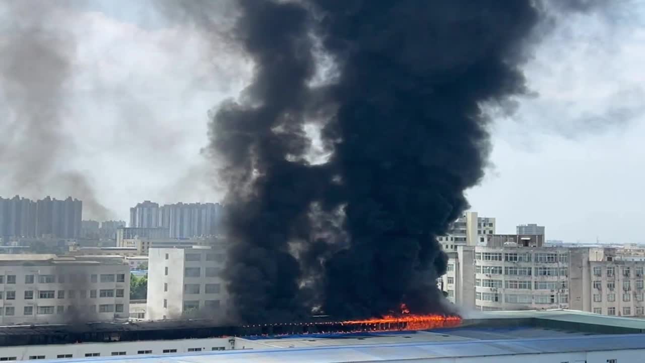 Large fire engulfs herbal medicine factory in Bozhou, Anhui, China