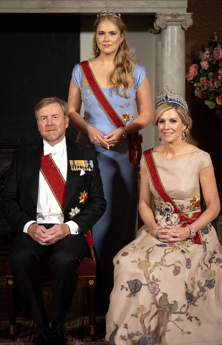 Queen Máxima surprises in sapphire tiara with 665 diamonds and 33 ...