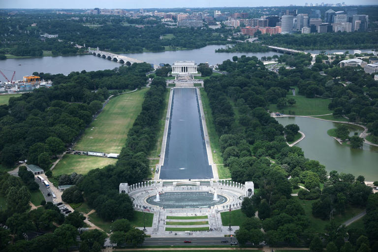 Trump shows off photo of (imaginary) reflecting pool admirers