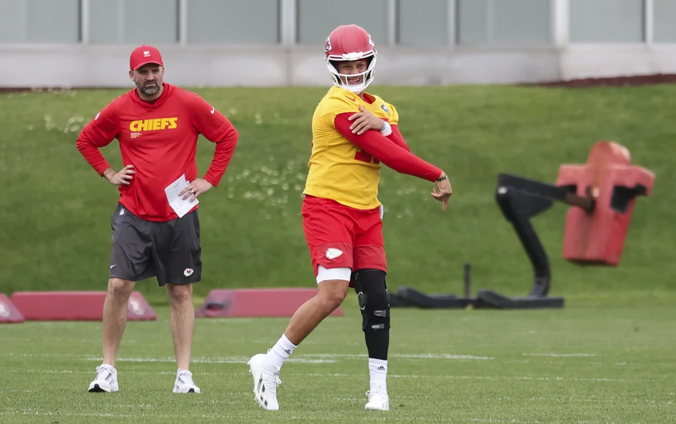 Mahomes signs $504.75M deal to stay with Chiefs through 2033