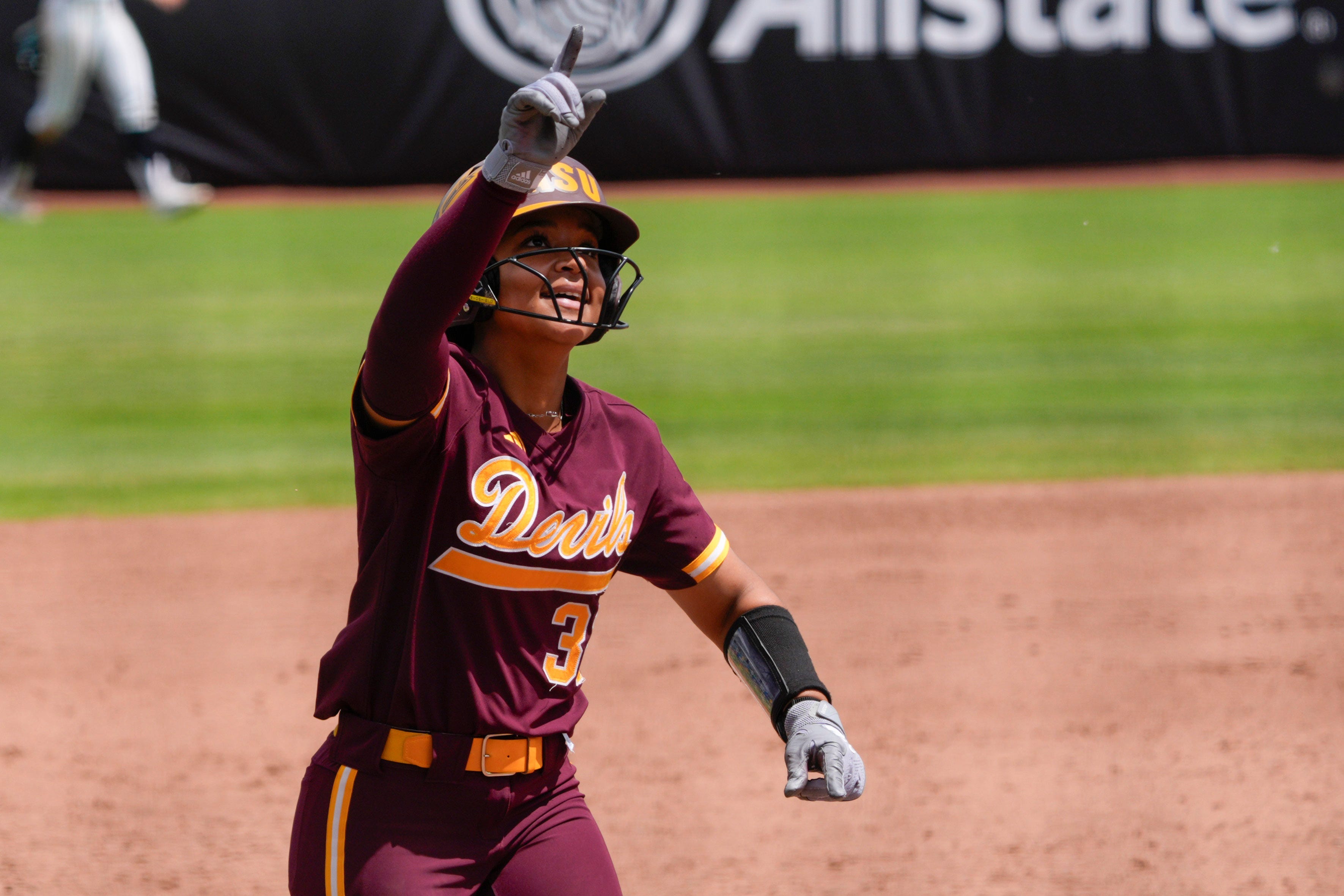 Top transfer catcher commits to Texas softball