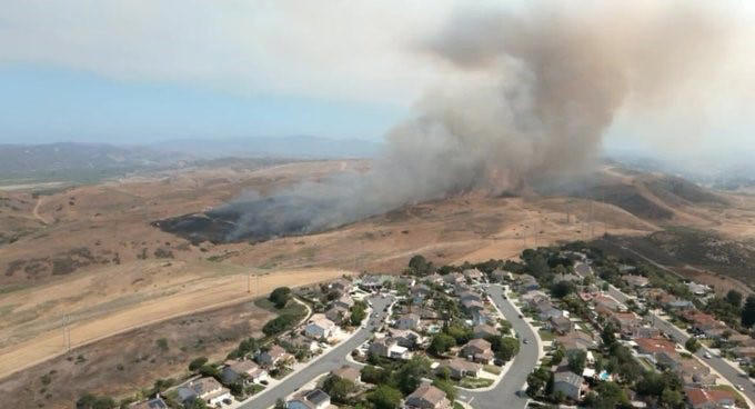 Camp Pendleton fire reaches 800 acres, prompts evacuation warning
