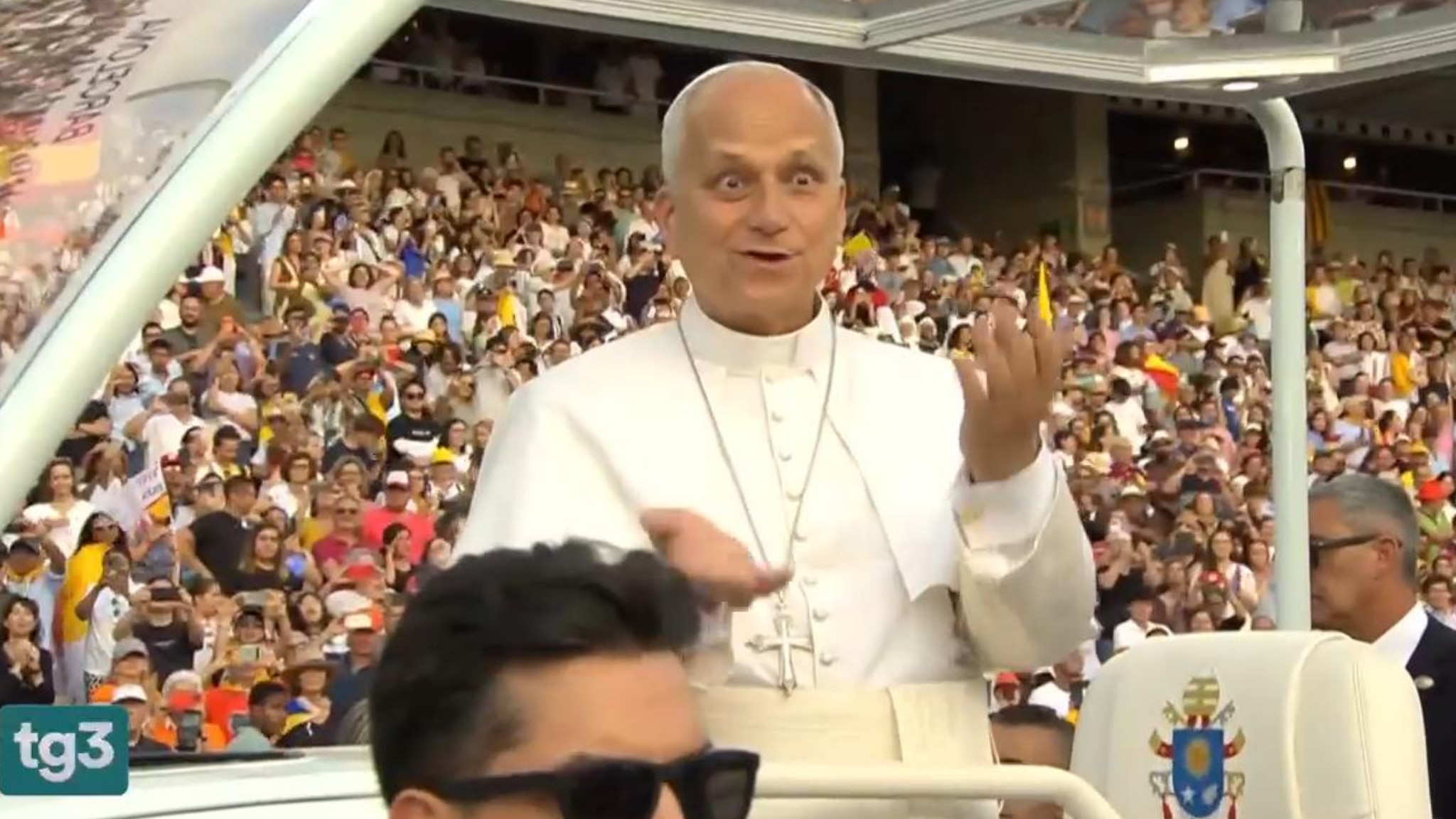 Papa Leone XIV ha fatto per la terza volta il gesto virale del meme ...