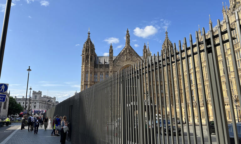 Woman wanders around Parliament at night 'while security guards asleep ...