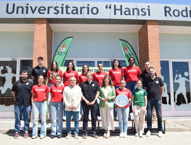 La ULE celebra el ascenso histórico del baloncesto femenino León