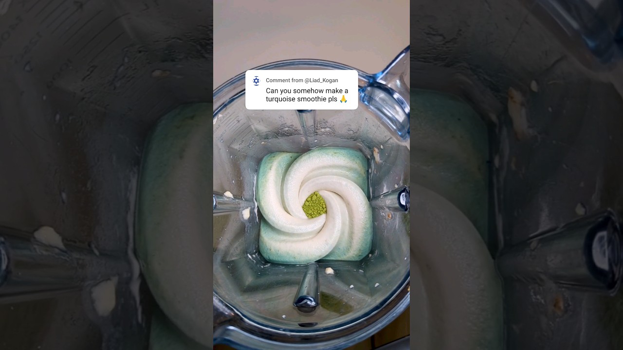 Making a turquoise smoothie 💚💙