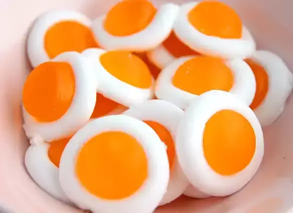 Balas de gelatina (gomas) ovos fritos