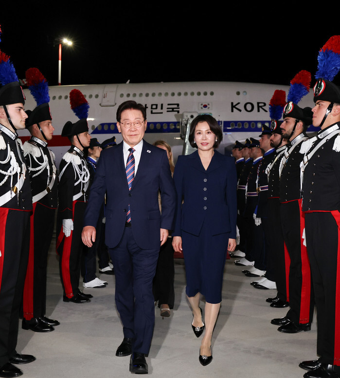 Lee arrives in Italy
