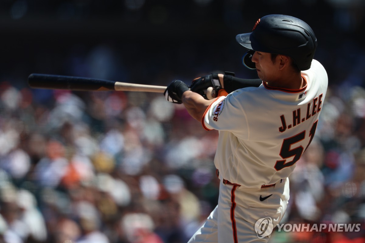 Lee Jung-hoo stretches MLB-best hitting streak to 18 games in dramatic ...