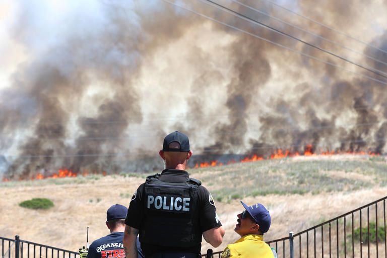 Brush fire burning on Camp Pendleton prompts evacuation warnings in ...