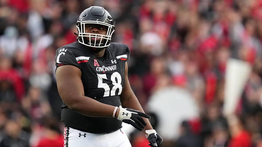 Defensive lineman from class of 2027 commits to Cincinnati