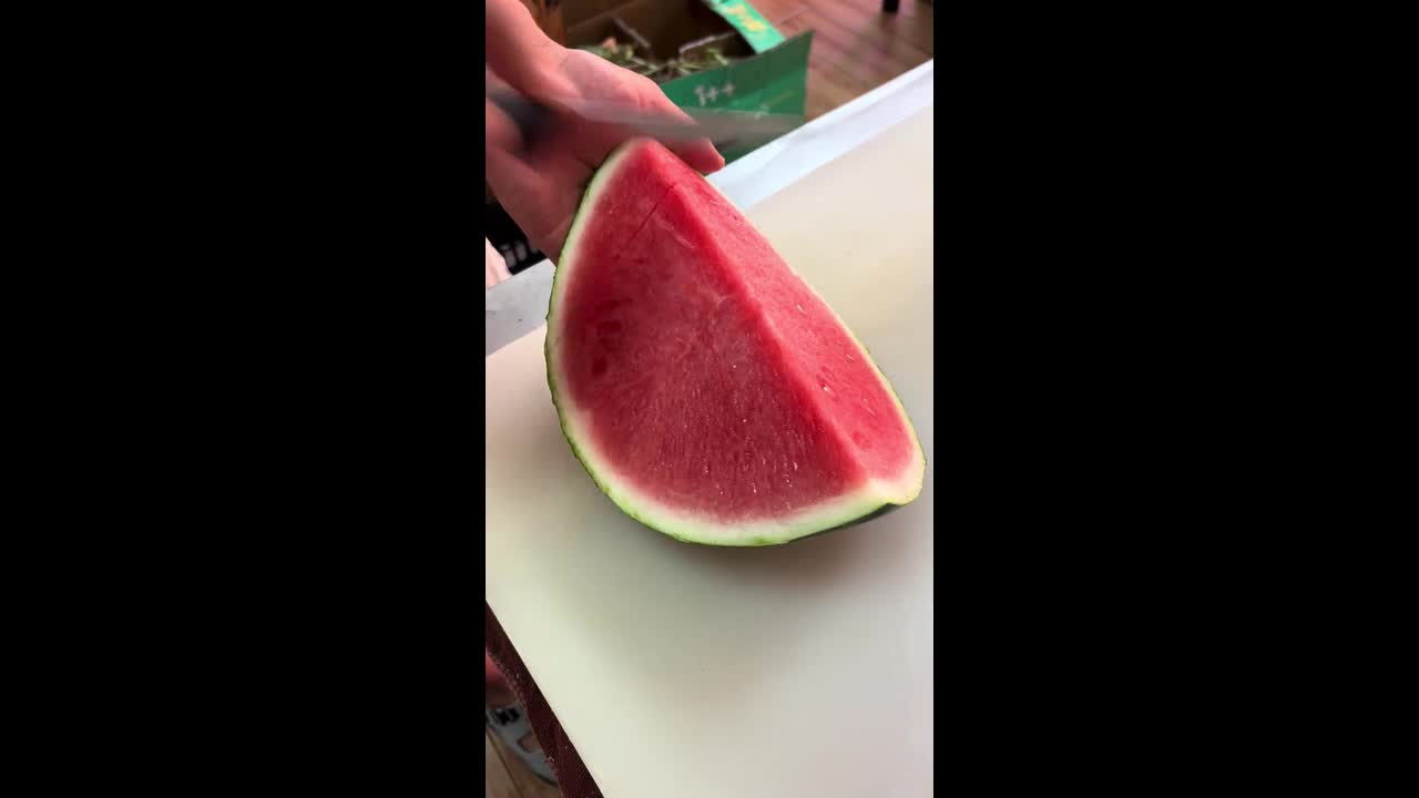Simple watermelon-cutting method showcased in Fujian, China