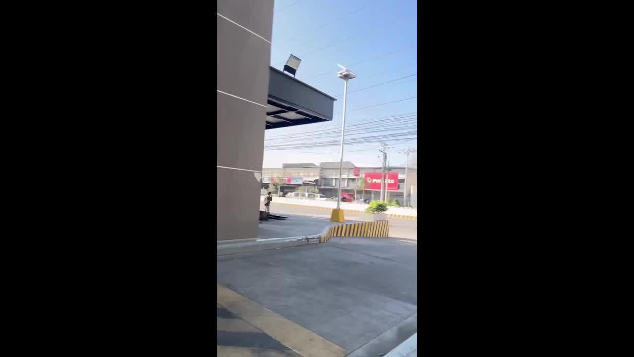Hospital building sheds debris and fills with dust during earthquake