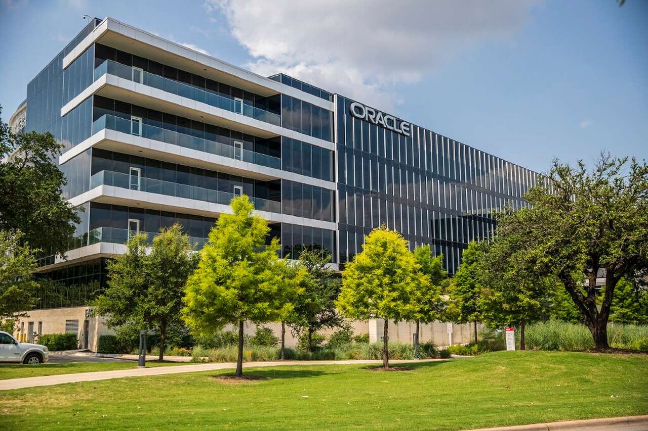 Oracle dips as company misses on cloud revenue amid ongoing AI worry