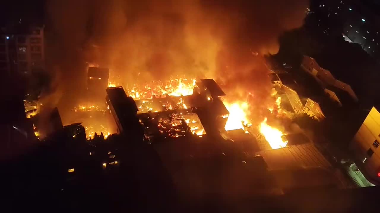 Nighttime fire breaks out in residential area near hospital in Fuzhou ...