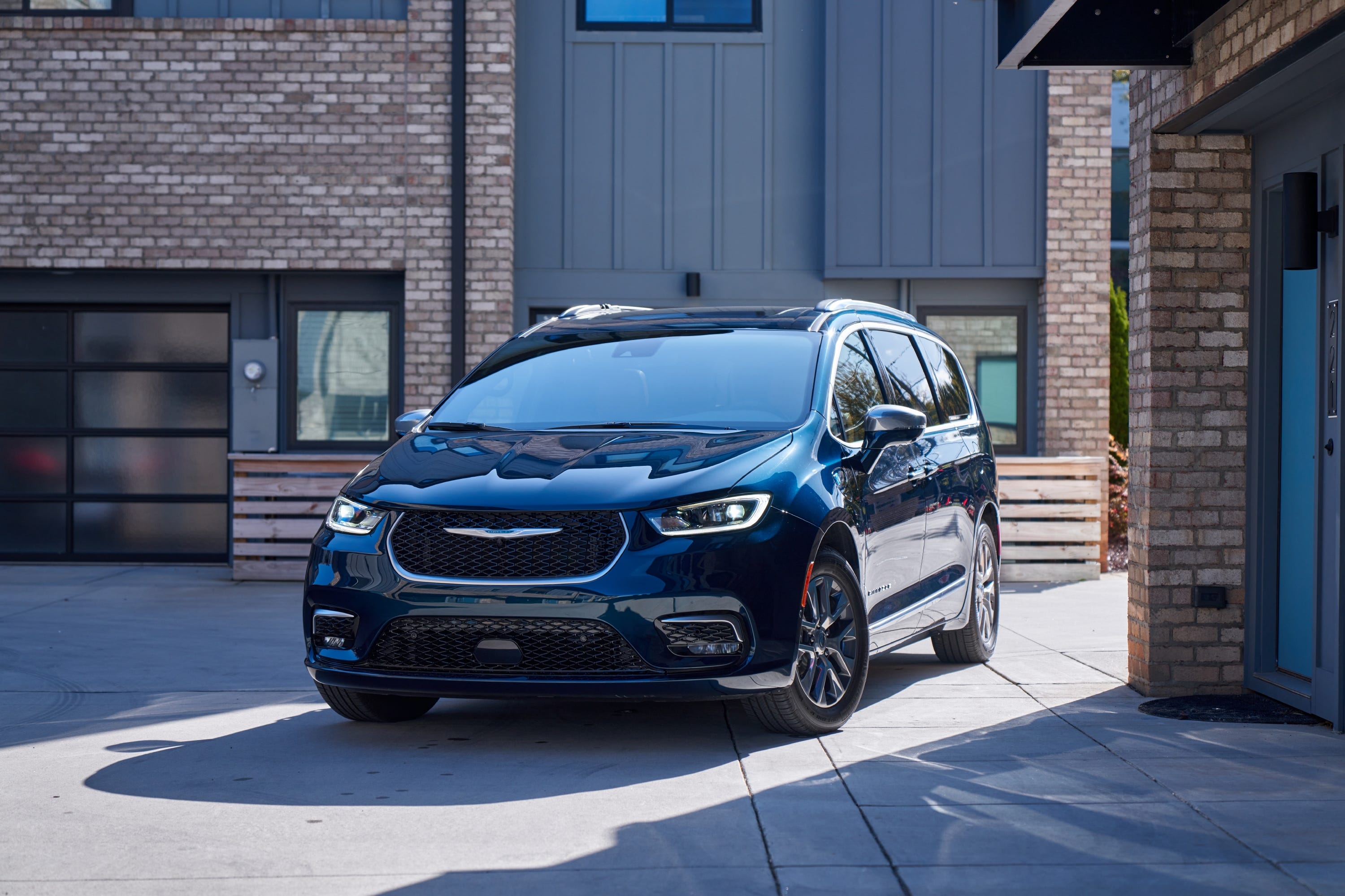Chrysler recalls Pacificas for battery fire risk, says to park outside