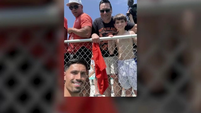 Community practice gives fans chance to see Dutch soccer superstars up ...