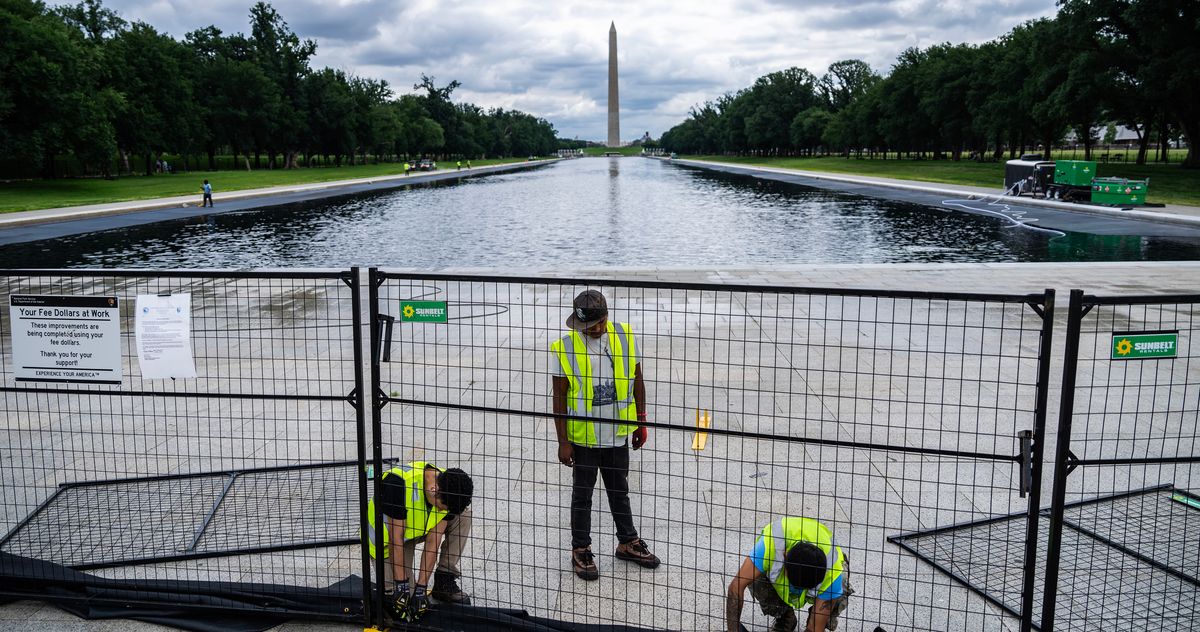 Trump shows off photo of (imaginary) reflecting pool admirers