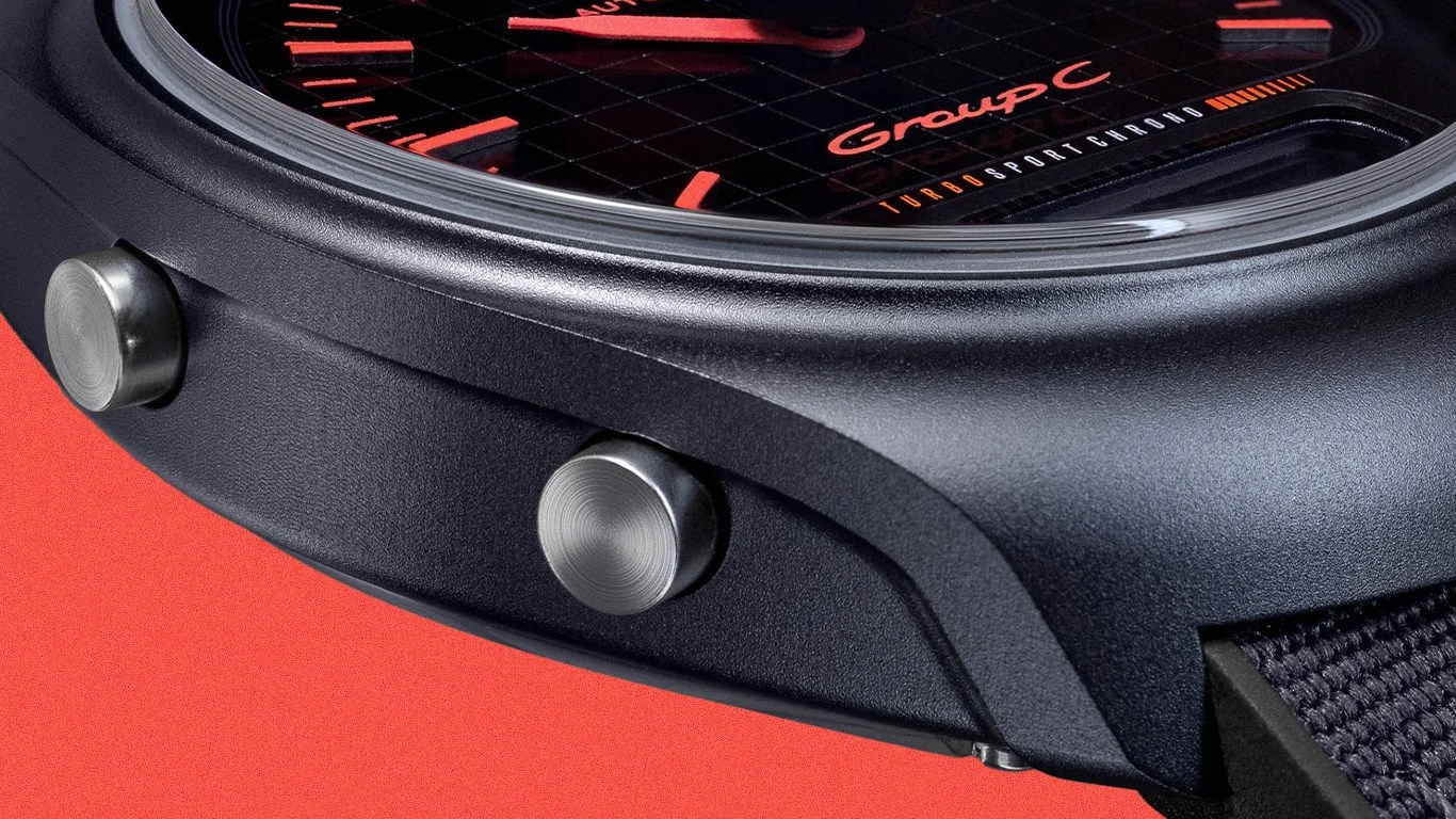 1980s auto racing lives again through this affordable analog-digital watch