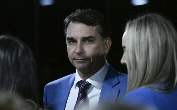 O curriculum vitae de Flávio Bolsonaro