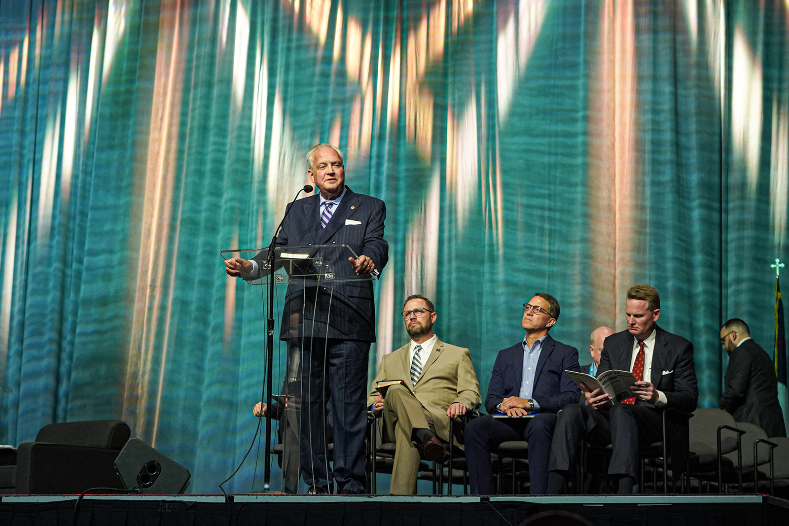 Southern Baptists pass a ban on women pastors again. This time, they ...