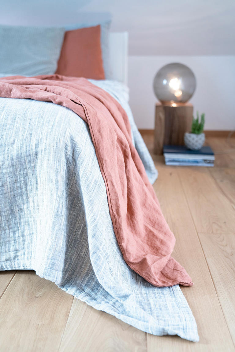 ¡Adiós al edredón! La nueva tendencia para “vestir” la cama que están ...