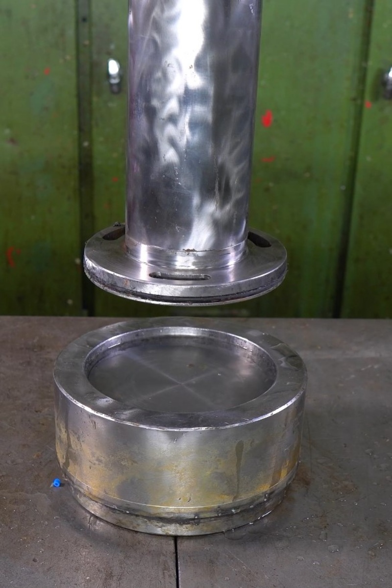 Empty hydraulic press setup