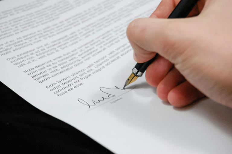 Qué significa hacer tu firma con la inicial de tu nombre, según la ...