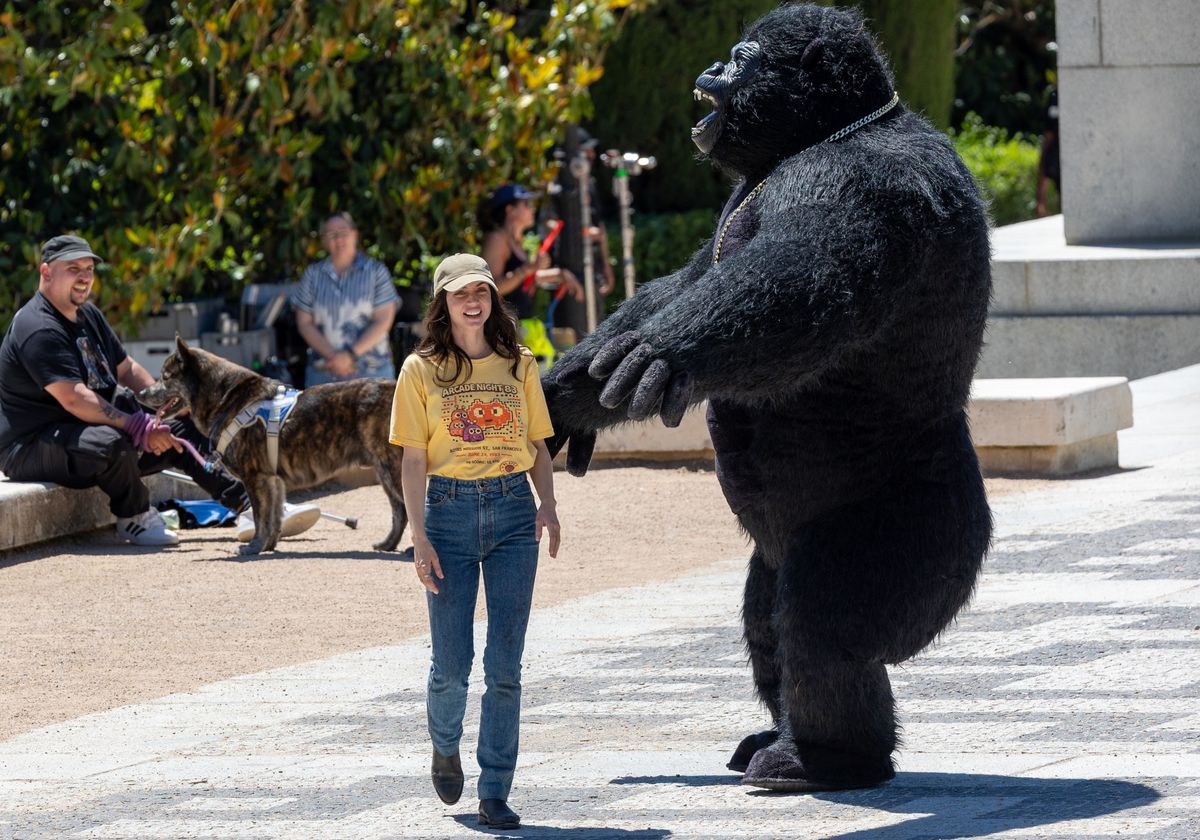 Ana de Armas captured alongside giant gorilla character while filming ...