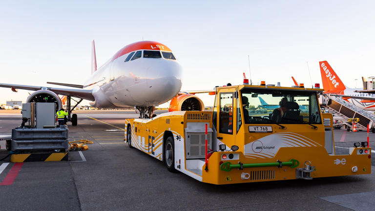 World’s first electric TaxiBot tows Airbus A320 jets at 26 mph in the ...