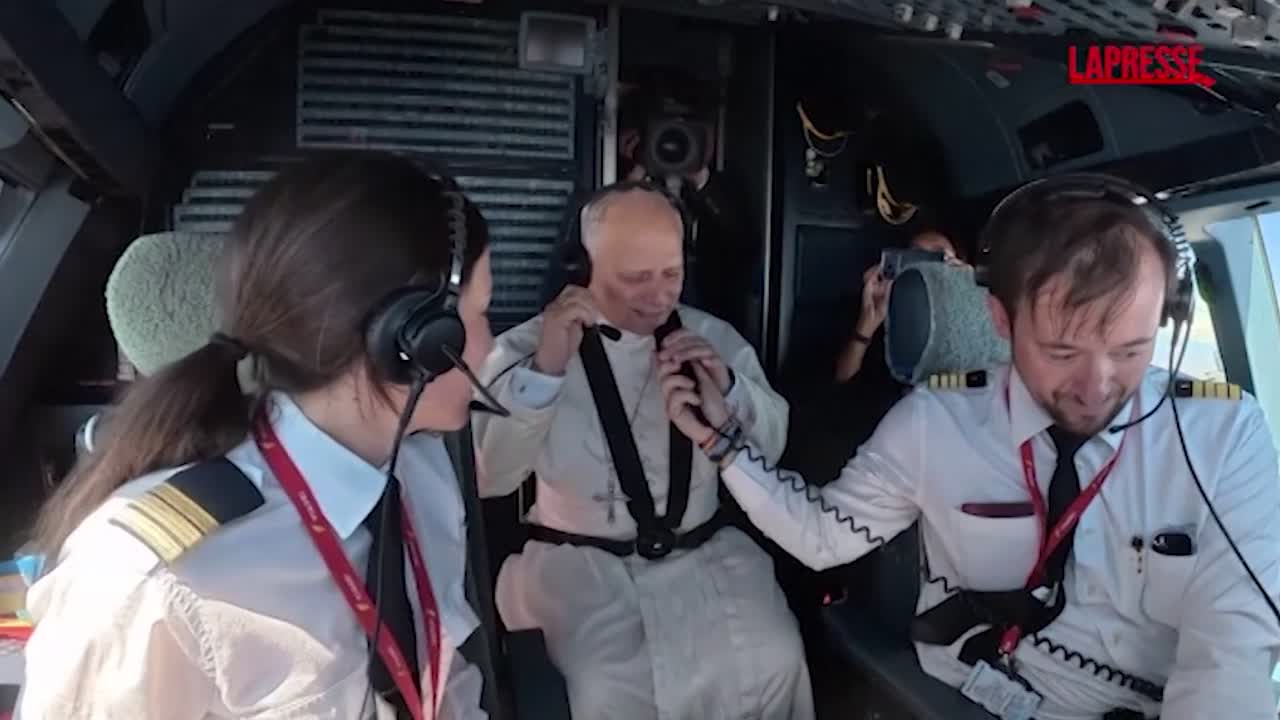 Spagna, il papa con i piloti sul volo Madrid-Barcellona: il messaggio ...