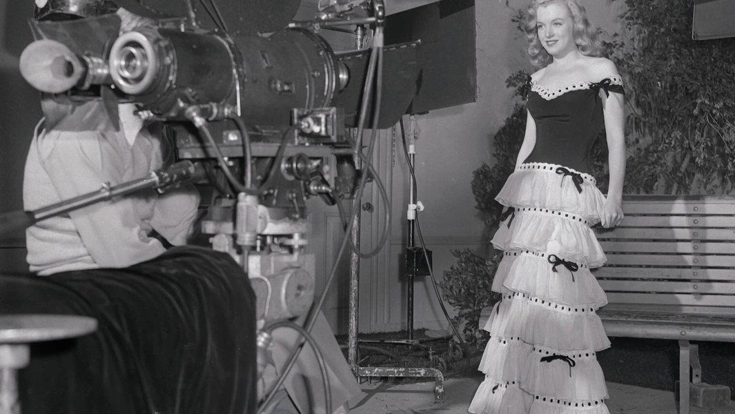 15 rare behind-the-scenes moments of old Hollywood