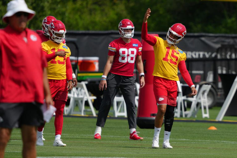 Chiefs lock in Patrick Mahomes through 2033 with a $504.75M reworked ...