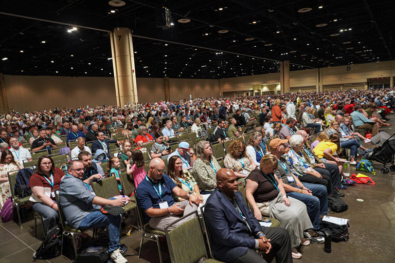 Southern Baptists pass a ban on women pastors again. This time, they ...