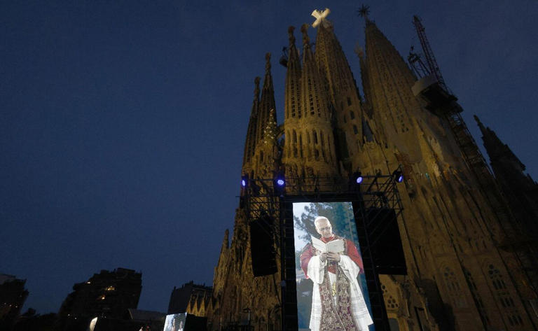 El Papa elogia la Sagrada Familia y la define como una obra maestra de ...
