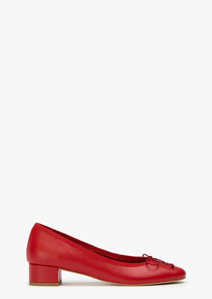 Fashion people in their 20s and 60s are wearing a French-girl shoe ...