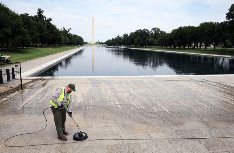 Trump shows off photo of (imaginary) reflecting pool admirers
