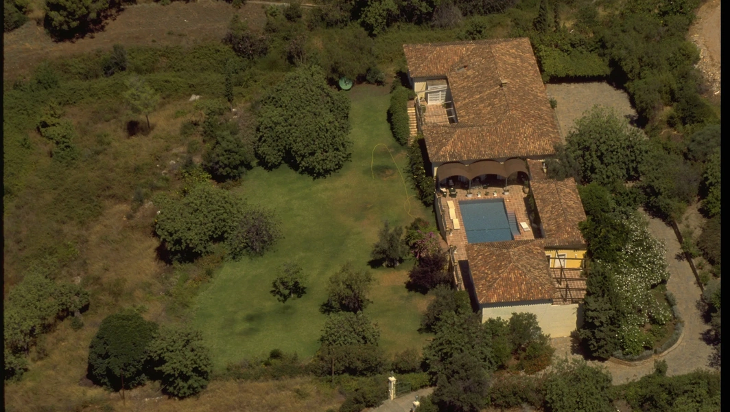 13 celebrities with extraordinary and unconventional homes
