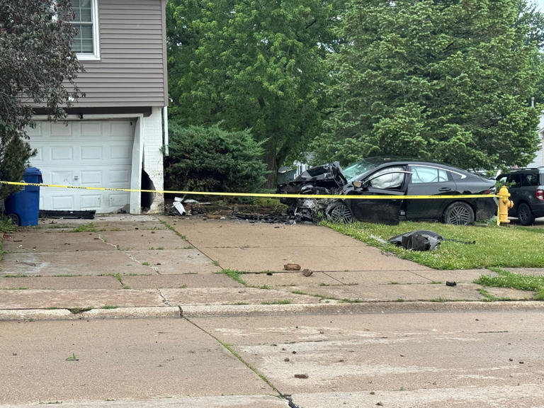 Car crashes into Davenport home
