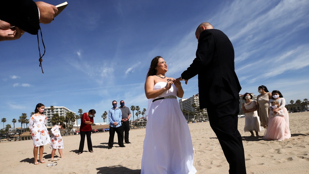 Rising costs push Canadian couples toward smaller weddings