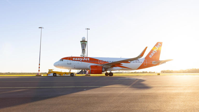 World’s first electric TaxiBot tows Airbus A320 jets at 26 mph in the ...