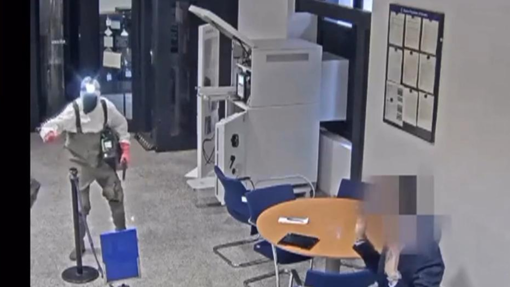 Napoli, smantellata la "banda del buco": dodici indagati per rapina in ...