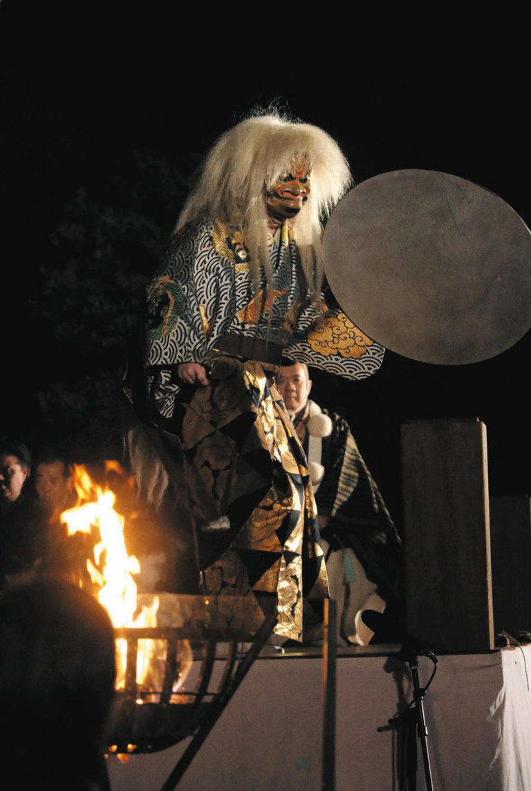 幽玄の美に酔いしれる 川崎大師 恒例の「薪能」