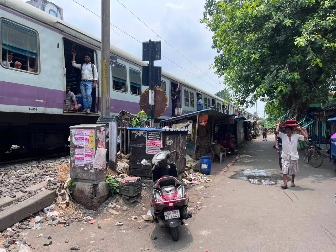 Locals join hawkers to stall Baghajatin eviction
