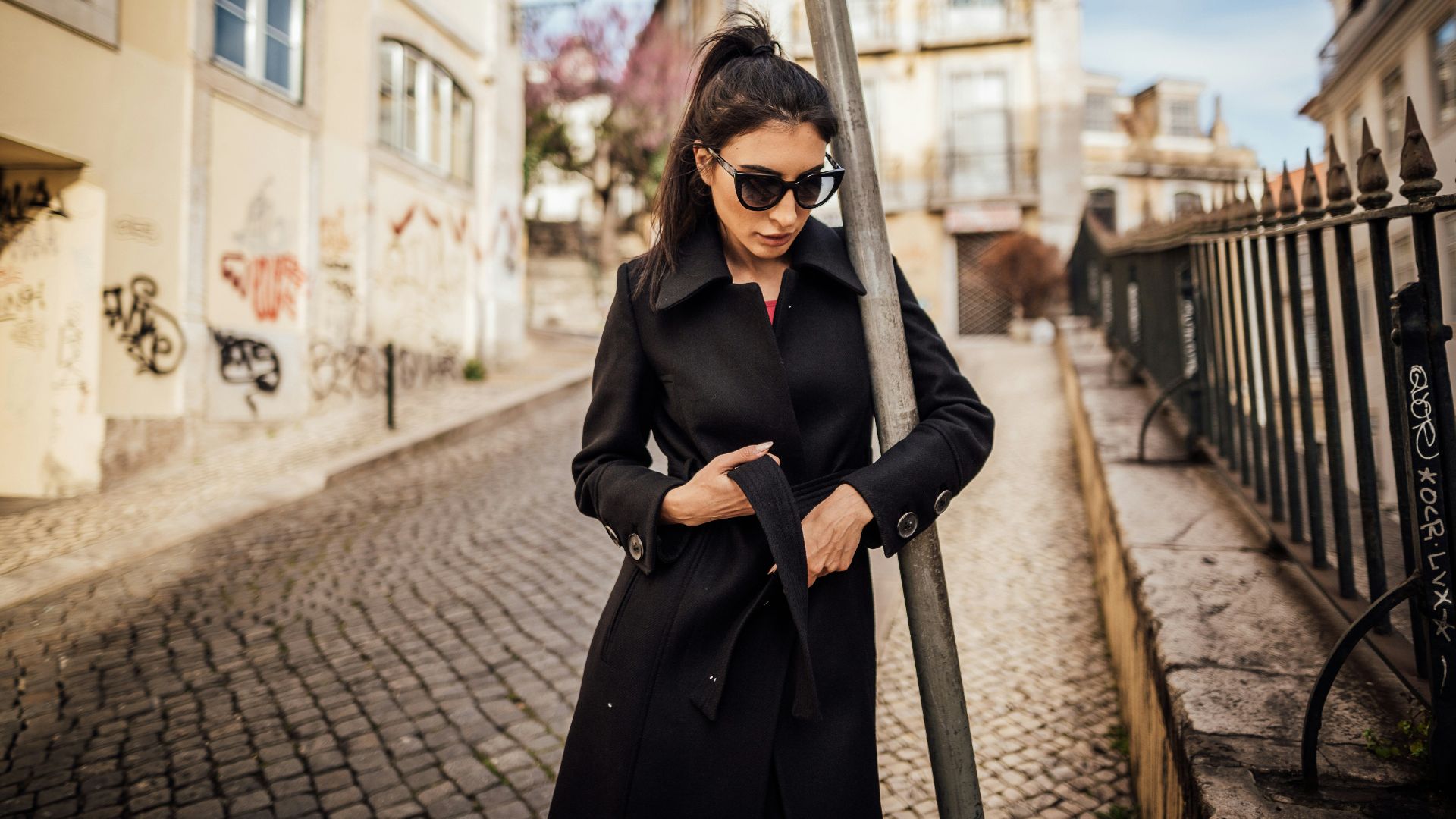 20 things women wear that make them look more mysterious